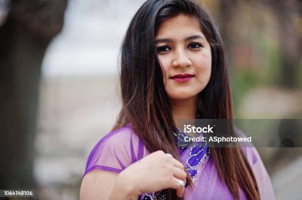 India Chica Hindú En Su Tradicional Sari Violeta Foto De Stock Y Más