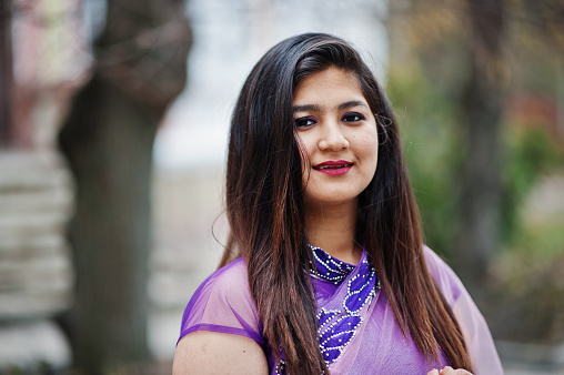 India Chica Hindú En Su Tradicional Sari Violeta Foto De Stock Y Más