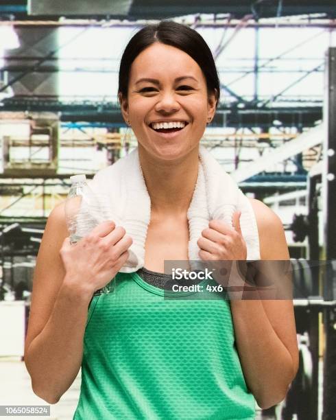 Wanita Cantik Di Gym Modern Dan Memegang Botol Air Dan Handuk Foto Stok