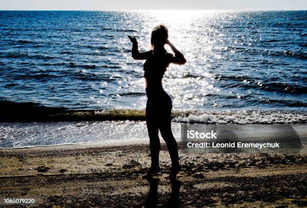 Siluet Sosok Gadis Cantik Di Latar Belakang Laut Saat Matahari Terbenam ... Siluet Sosok Gadis Cantik Di Latar Belakang Laut Saat Matahari Terbenam ...
