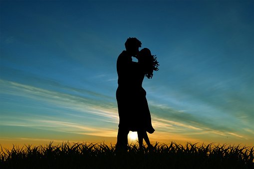 Photo Libre De Droit De Silhouette Dun Couple De Mariage Sembrasser