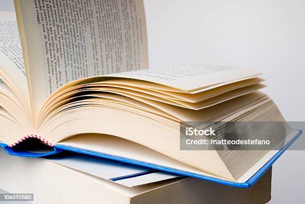 Buka Buku Dengan Sampul Biru Di Buku Lain Foto Stok Unduh Gambar