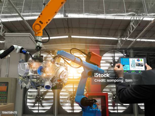 Photo Libre De Droit De Homme Daffaires Touch Écran Contrôle Robot La