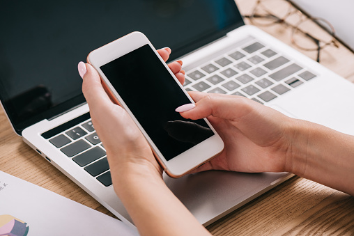 Memotong Bidikan Pengusaha Menggunakan Smartphone Di Tempat Kerja ... Memotong Bidikan Pengusaha Menggunakan Smartphone Di Tempat Kerja ...