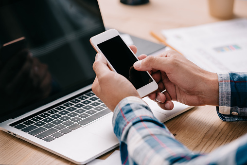 Memotong Bidikan Pengusaha Menggunakan Smartphone Di Tempat Kerja ... Memotong Bidikan Pengusaha Menggunakan Smartphone Di Tempat Kerja ...