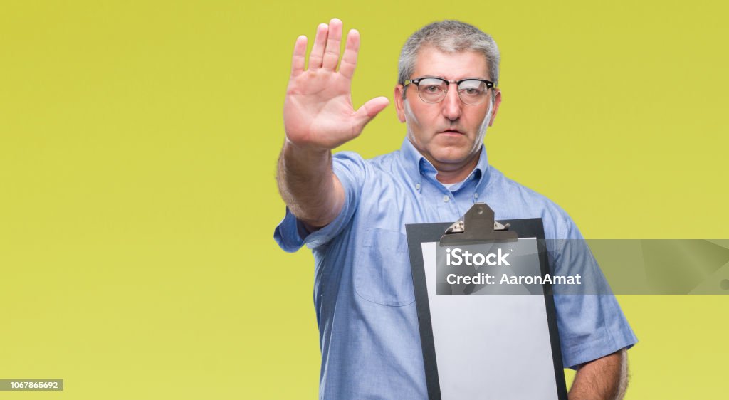 Yakışıklı Kıdemli Müfettiş Adam Holding Pano Açık Eliyle Dur Işareti