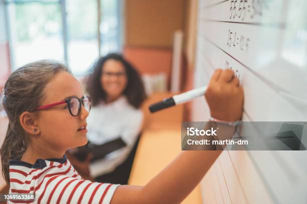 Photo Libre De Droit De Écolière De Problèmes Mathématiques Au Tableau