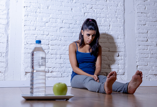 Wanita Muda Yang Putus Asa Yang Sedang Diet Duduk Di Tanah Tampak Sedih ... Wanita Muda Yang Putus Asa Yang Sedang Diet Duduk Di Tanah Tampak Sedih ...