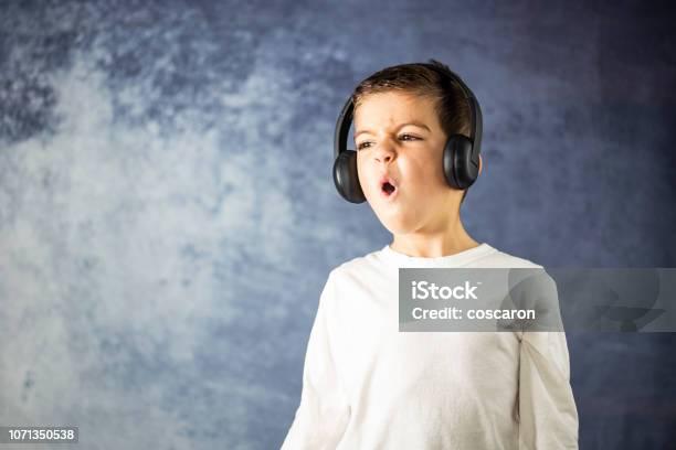 Anak Kecil Mendengarkan Musik Dengan Headphone Foto Stok - Unduh Gambar ... Anak Kecil Mendengarkan Musik Dengan Headphone Foto Stok - Unduh Gambar ...