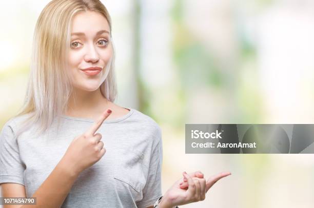 Wanita Pirang Muda Dengan Latar Belakang Terisolasi Tersenyum Dan