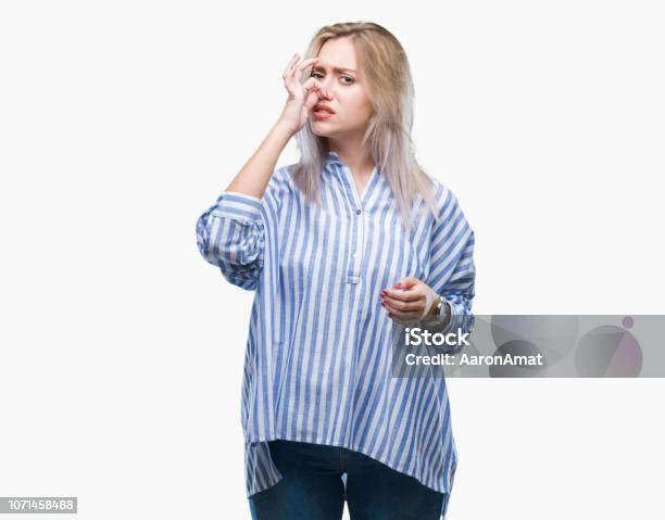 Junge Blonde Frau Über Isolierte Hintergrund Riechen Etwas Stinky Und