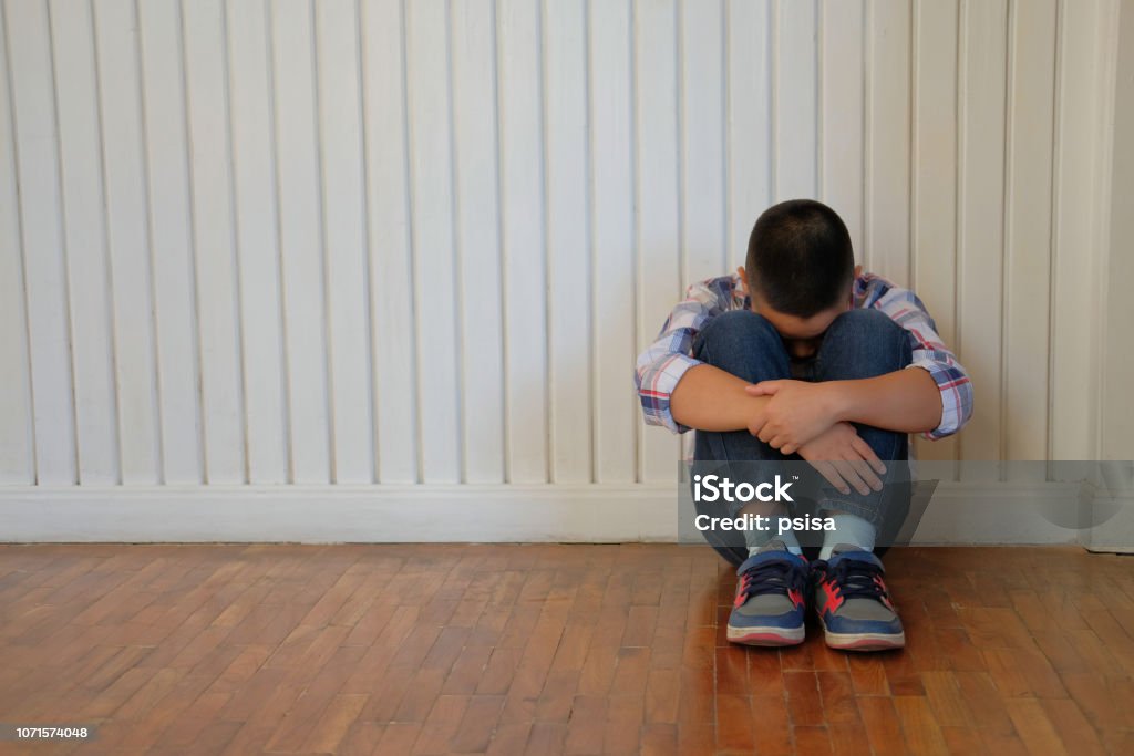 Niños Asiáticos Triste Malestar Deprimido Muchacho Niño Niños Sentados ... Niños Asiáticos Triste Malestar Deprimido Muchacho Niño Niños Sentados ...