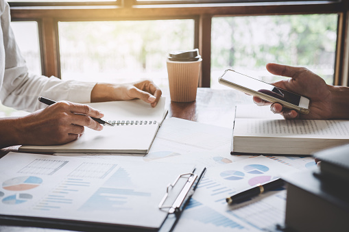 Proses Kerja Tim Tim Bisnis Bertemu Dan Mendiskusikan Laporan Strategi