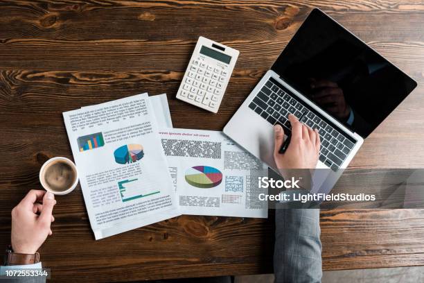 Memotong Bidikan Pengusaha Menggunakan Laptop Dan Minum Kopi Saat ... Memotong Bidikan Pengusaha Menggunakan Laptop Dan Minum Kopi Saat ...
