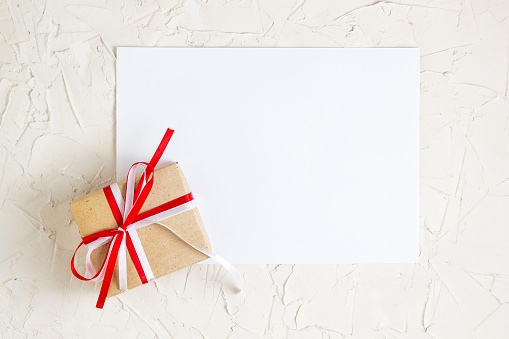 Tampilan Atas Hadiah Yang Dibungkus Dengan Kerajinan Dan Buku Catatan ... Tampilan Atas Hadiah Yang Dibungkus Dengan Kerajinan Dan Buku Catatan ...