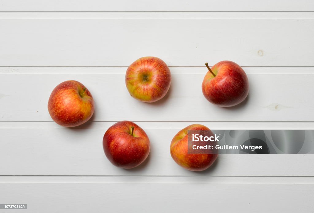 Apel Di Atas Meja Putih Foto Stok - Unduh Gambar Sekarang - Apel, Buah ... Apel Di Atas Meja Putih Foto Stok - Unduh Gambar Sekarang - Apel, Buah ...