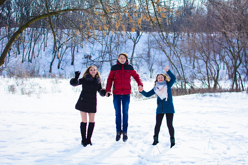 Photo Libre De Droit De Groupe Damis Sauter Ensemble Dans Le Parc En