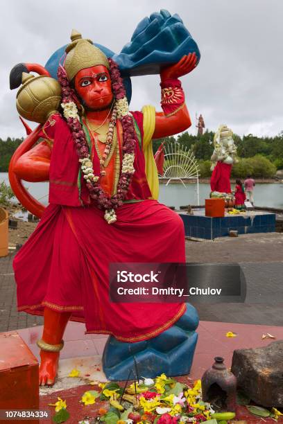 Patung Dewa Hindu Hanuman Di Kuil Hindu Ganga Talao Mauritius Foto Stok ... Patung Dewa Hindu Hanuman Di Kuil Hindu Ganga Talao Mauritius Foto Stok ...