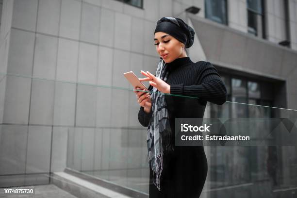 Wanita Arab Yang Cantik Dan Menarik Berdiri Di Gedung Dan Melihat ... Wanita Arab Yang Cantik Dan Menarik Berdiri Di Gedung Dan Melihat ...