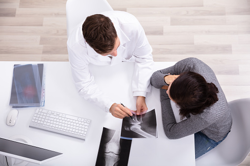 Dokter Menunjukkan Rontgen Lutut Untuk Pasien Foto Stok - Unduh Gambar ... Dokter Menunjukkan Rontgen Lutut Untuk Pasien Foto Stok - Unduh Gambar ...