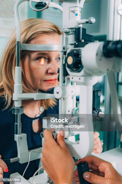 Ujian Mata Dokter Mata Menggunakan Lampu Celah Foto Stok - Unduh Gambar ... Ujian Mata Dokter Mata Menggunakan Lampu Celah Foto Stok - Unduh Gambar ...