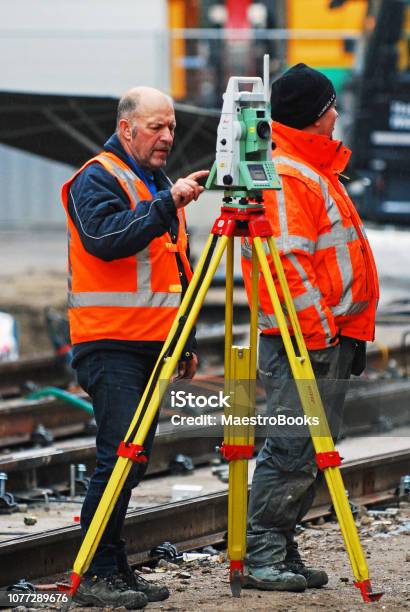 Pekerja Kereta Api Menggunakan Pemindaian 3d Modern Untuk Survei Tanah ... Pekerja Kereta Api Menggunakan Pemindaian 3d Modern Untuk Survei Tanah ...