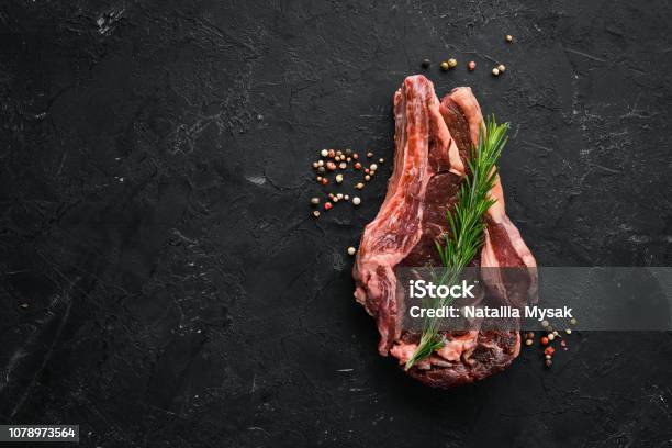 Steak Sapi Mentah Di Tulang Ruang Kosong Untuk Teks Anda Tampilan Atas