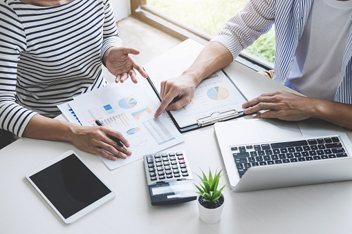 Kolaborasi Tim Bisnis Membahas Analisis Kerja Dengan Data Keuangan Dan