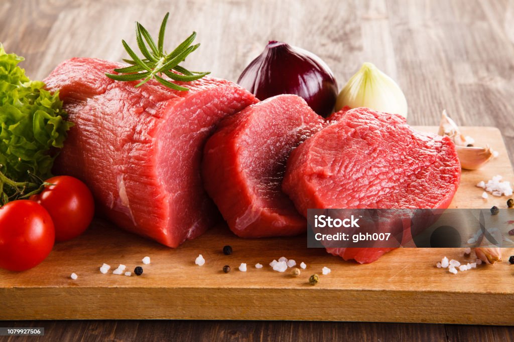 Daging Sapi Mentah Segar Di Talenan Foto Stok Unduh Gambar Sekarang