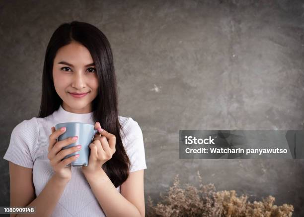 Wanita Cantik Memegang Cangkir Kopi Keramik Di Tangan Dengan Senyum Dan ... Wanita Cantik Memegang Cangkir Kopi Keramik Di Tangan Dengan Senyum Dan ...