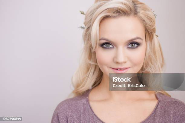 Photo Libre De Droit De Portrait De Douce Jeune Femme Aux Cheveux