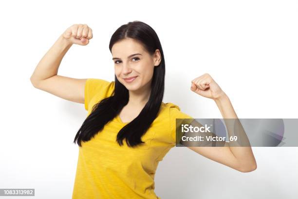 Wanita Yang Kuat Gadis Cantik Menunjukkan Ototnya Melihat Kamera Foto
