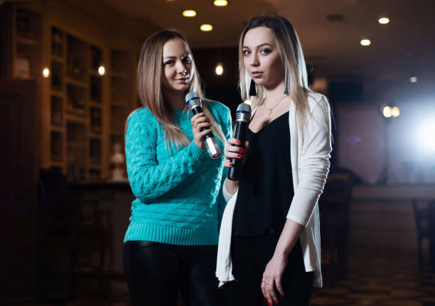 180 Dos Amigos Canta En El Karaoke En Club Nocturno Fotografías De