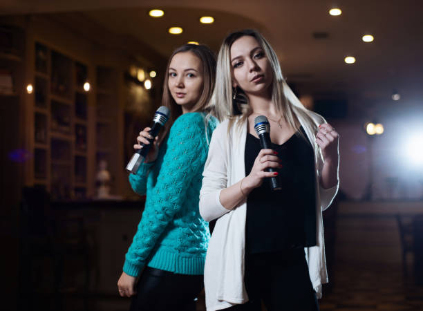 180 Dos Amigos Canta En El Karaoke En Club Nocturno Fotografías De