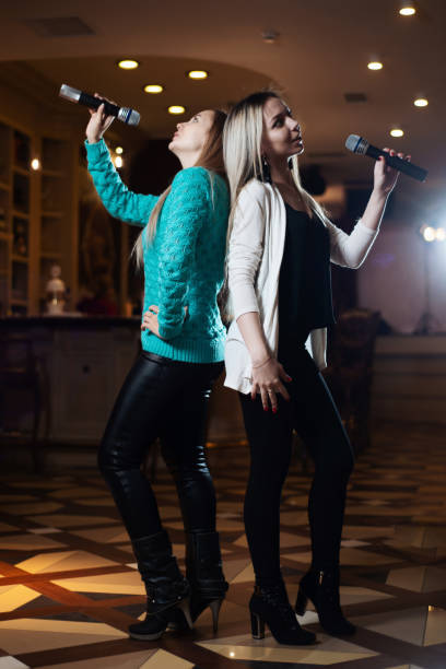 180 Dos Amigos Canta En El Karaoke En Club Nocturno Fotografías De