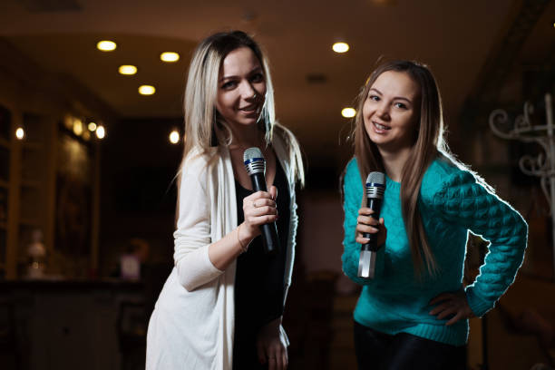 180 Dos Amigos Canta En El Karaoke En Club Nocturno Fotografías De