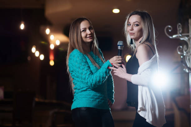 180 Dos Amigos Canta En El Karaoke En Club Nocturno Fotografías De