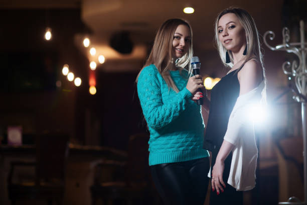 180 Dos Amigos Canta En El Karaoke En Club Nocturno Fotografías De