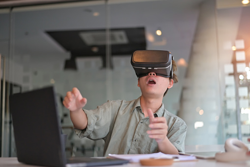 Pekerja Pria Mengenakan Kacamata Realitas Virtual Di Kantor Modern