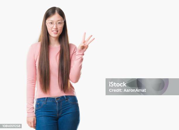 Wanita Muda Cina Dengan Latar Belakang Terisolasi Mengenakan Kacamata