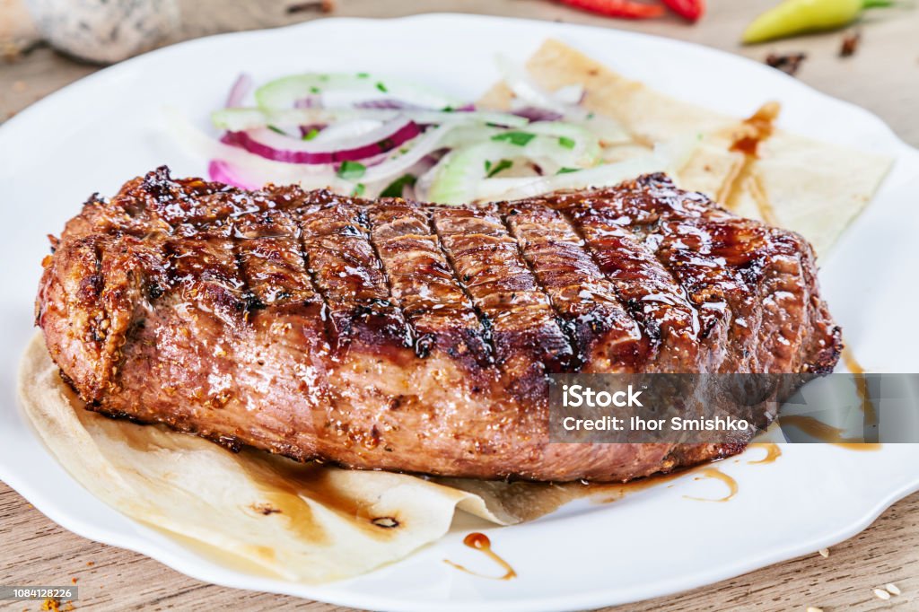 Tutup Steak Fillet Daging Sapi Panggang Dengan Bumbu Dan Rempahrempah