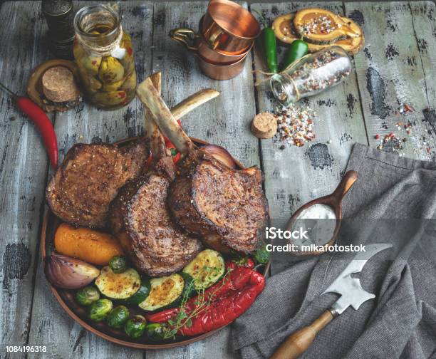 Domba Panggang Daging Daging Sapi Dengan Sayuran Di Piring Konsep