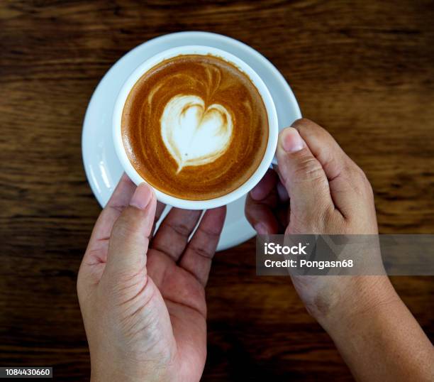 Tangan Memegang Cangkir Kopi Hati Pada Cangkir Kopi Dan Kuku Wanita ... Tangan Memegang Cangkir Kopi Hati Pada Cangkir Kopi Dan Kuku Wanita ...