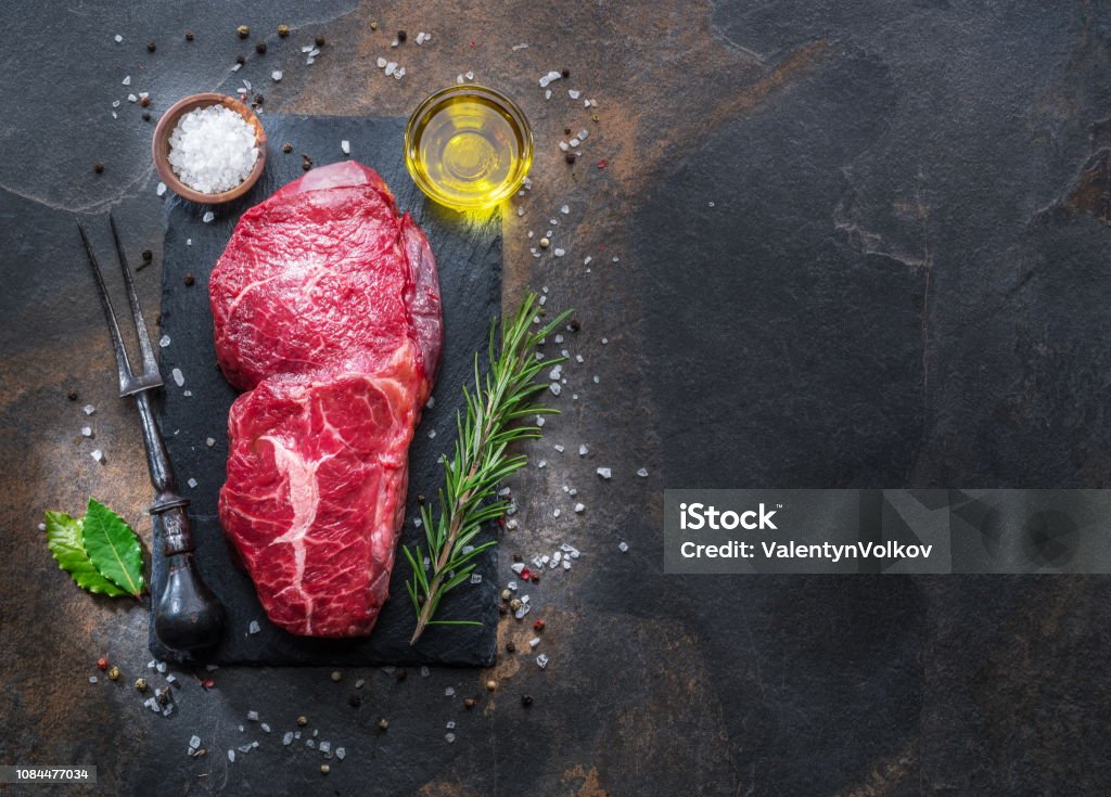 Steak Mata Iga Mentah Atau Steak Daging Sapi Dengan Bumbu Dan