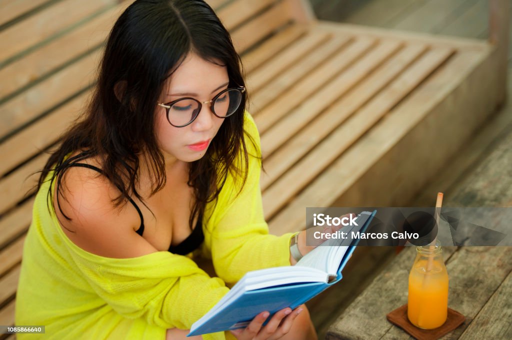 Potret Gaya Hidup Candid Gadis Muda Asia Yang Cantik Dan Santai Di Buku ... Potret Gaya Hidup Candid Gadis Muda Asia Yang Cantik Dan Santai Di Buku ...