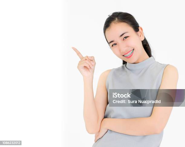 Wanita Menunjuk Jari Terisolasi Foto Stok Unduh Gambar Sekarang Kawat Gigi Menunjuk Bagian
