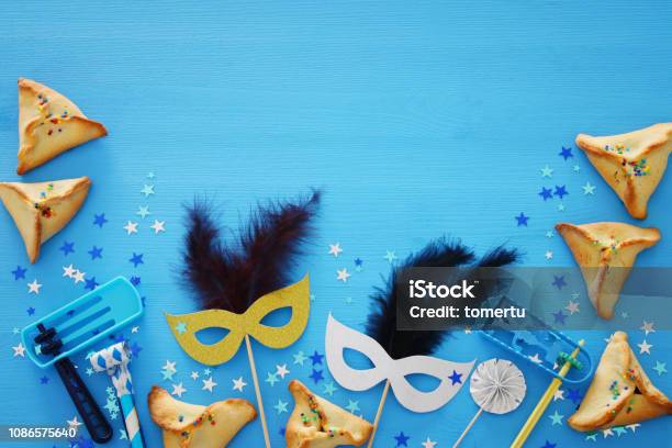 Konsep Perayaan Purim Di Atas Latar Belakang Kayu Biru Tampilan Atas ... Konsep Perayaan Purim Di Atas Latar Belakang Kayu Biru Tampilan Atas ...