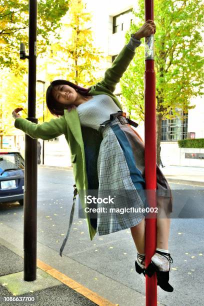 Penampilan Spontan Pole Dancing Oleh Wanita Jepang Di Tokyo Street Foto ... Penampilan Spontan Pole Dancing Oleh Wanita Jepang Di Tokyo Street Foto ...