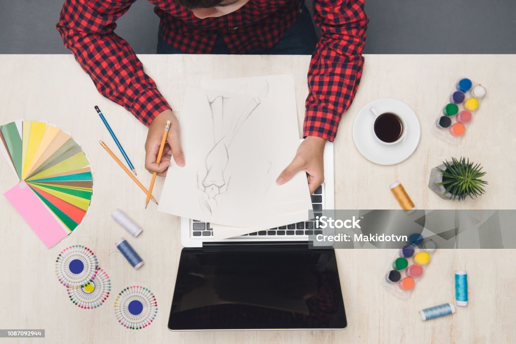 Perancang Busana Pria Bekerja Di Meja Dengan Sketsa Mode Tampilan Atas