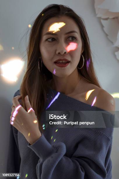Gadis Berdiri Di Cahaya Bokeh Yang Indah Foto Stok - Unduh Gambar ... Gadis Berdiri Di Cahaya Bokeh Yang Indah Foto Stok - Unduh Gambar ...